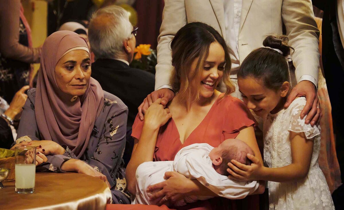 Rebecca Breeds - Facts, Bio, Career, Net Worth | AidWiki